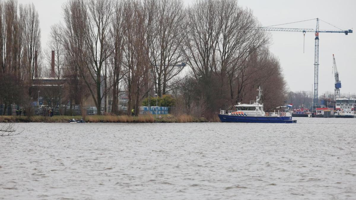 Gevonden lichaam in IJ is van 22-jarige man, nog onduidelijk of er ...