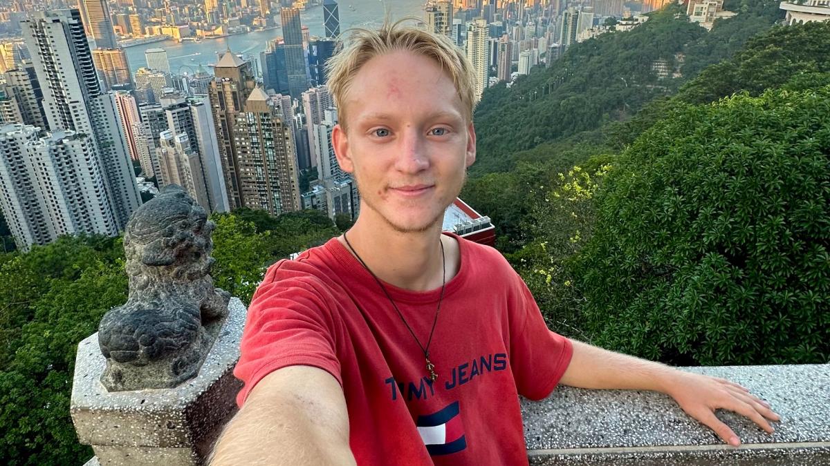 Het waanzinnige verhaal van avonturier Tim (22): hij liftte van Zaandam ...