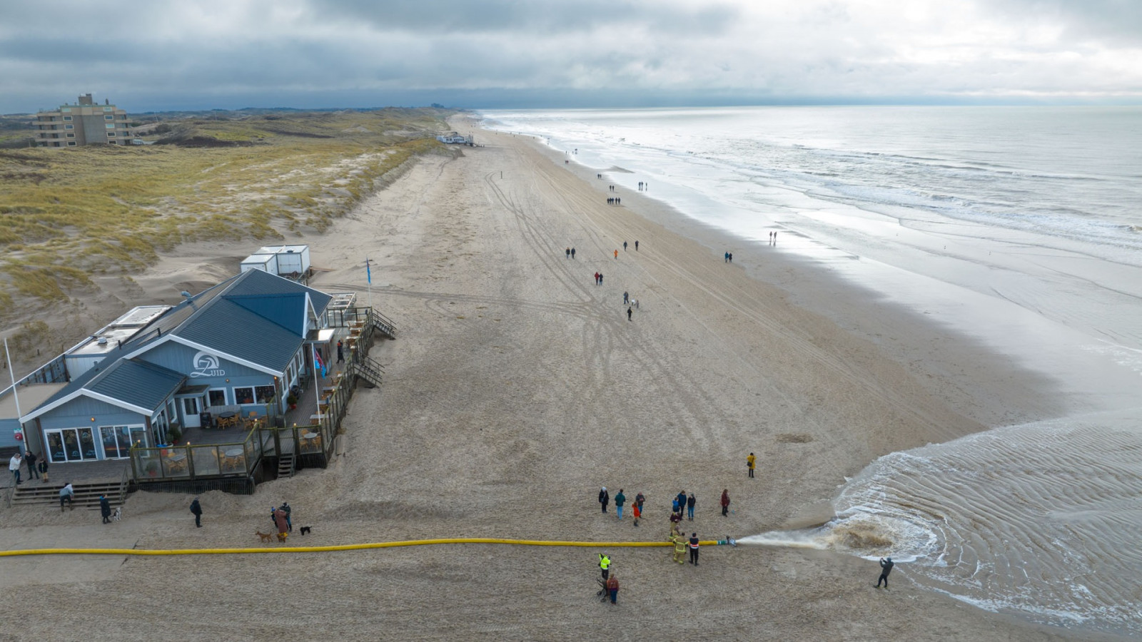 Brandweer grijpt in en pompt 1,5 miljoen liter water uit Bergen aan Zee ...