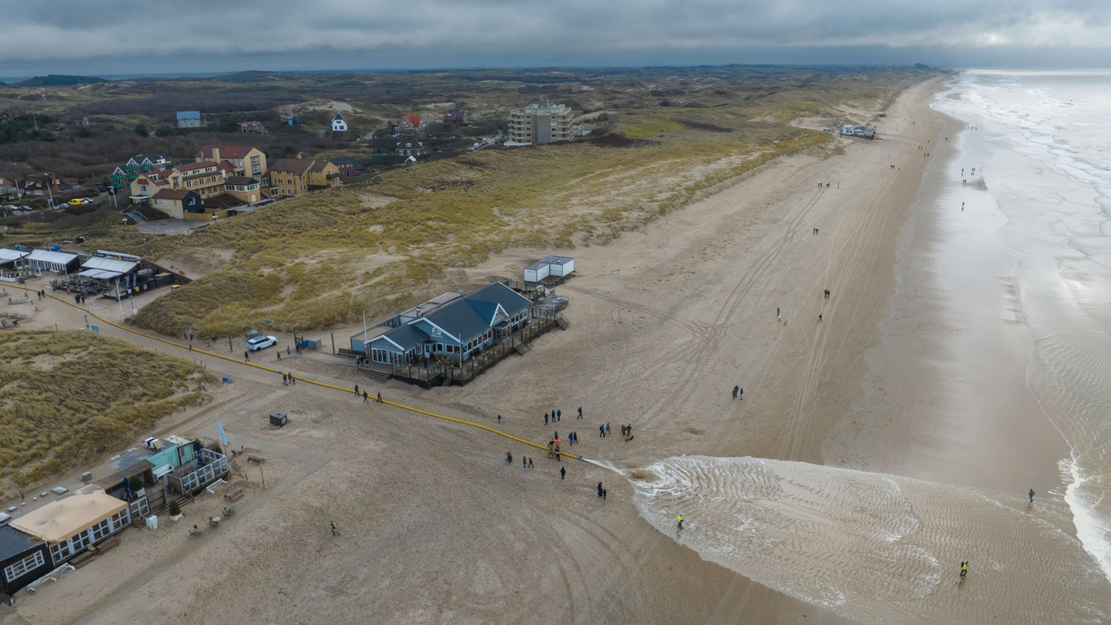 Brandweer grijpt in en pompt 1,5 miljoen liter water uit Bergen aan Zee ...
