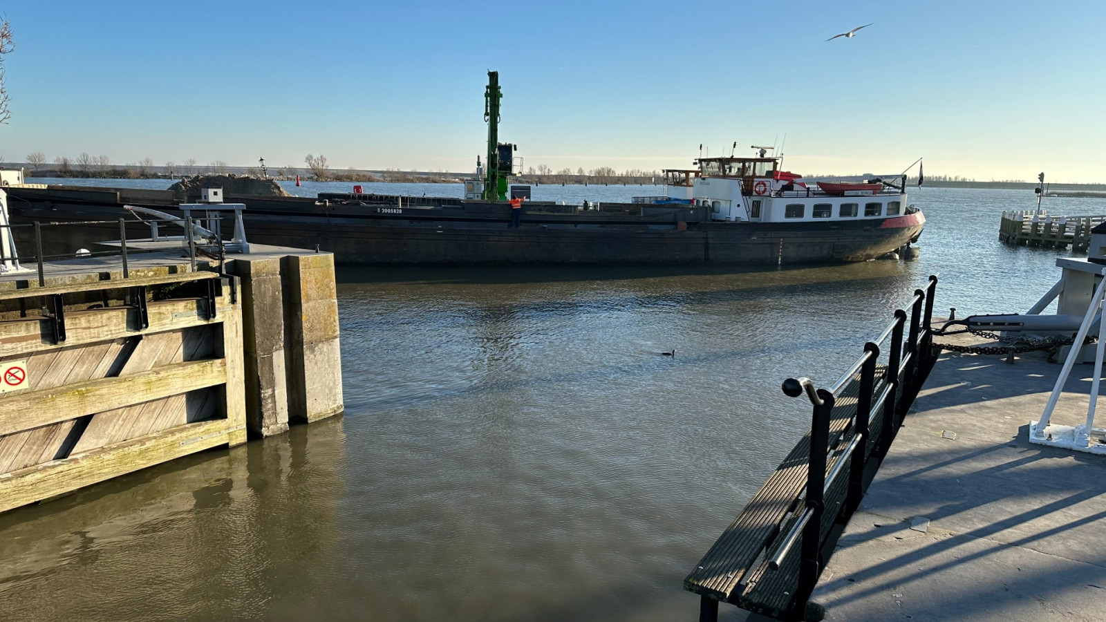 Schade wordt langzaam zichtbaar nu hoogwater zich terugtrekt uit West ... Schade wordt langzaam zichtbaar nu hoogwater zich terugtrekt uit West ...