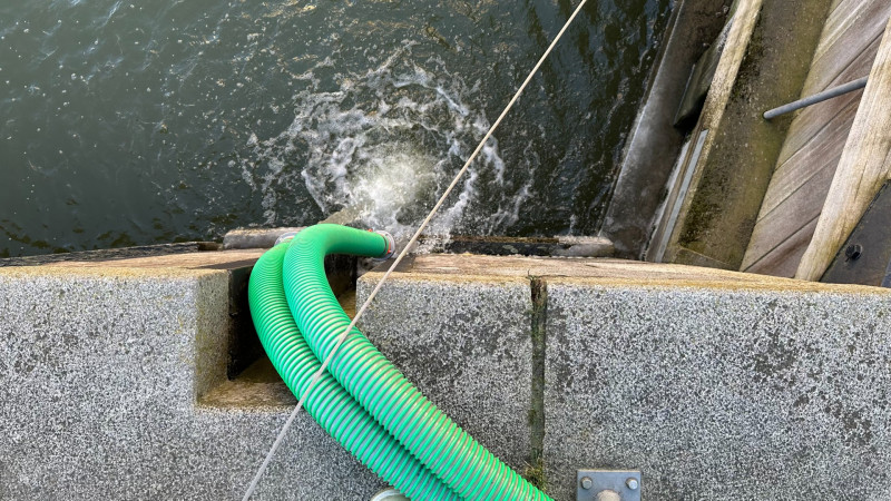 Schade wordt langzaam zichtbaar nu hoogwater zich terugtrekt uit West ... Schade wordt langzaam zichtbaar nu hoogwater zich terugtrekt uit West ...