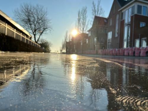 Schade wordt langzaam zichtbaar nu hoogwater zich terugtrekt uit West ... Schade wordt langzaam zichtbaar nu hoogwater zich terugtrekt uit West ...