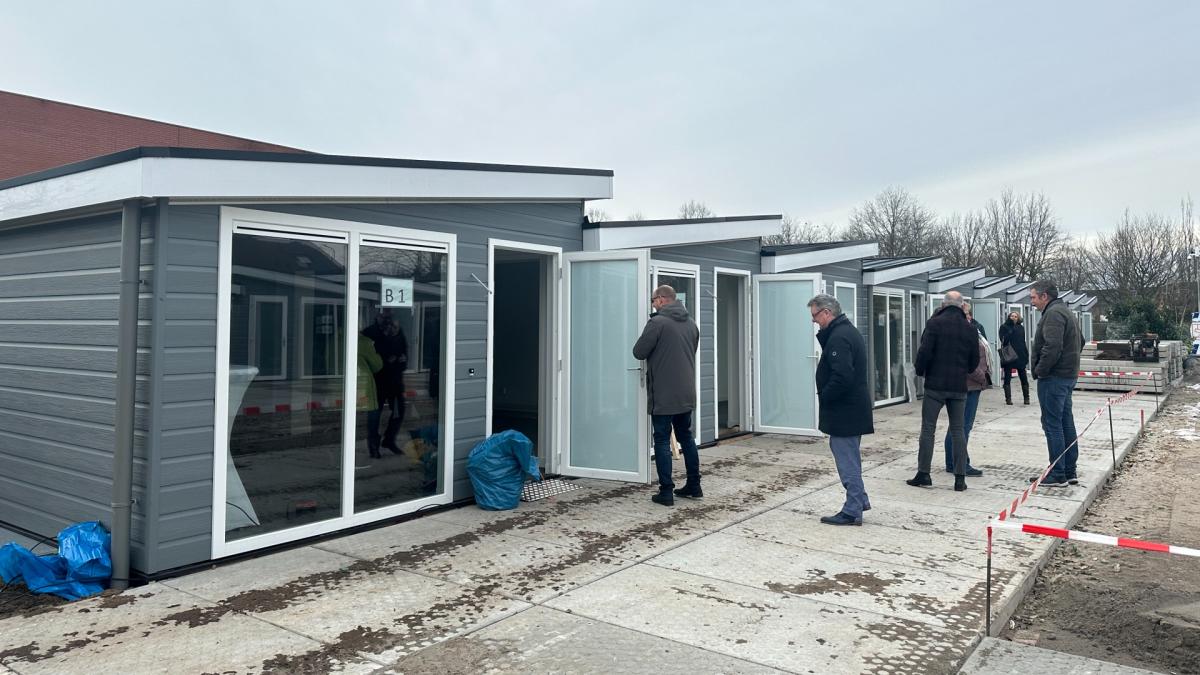 Huizen trots op snelle realisatie van woonunits voor Oekraïense ...