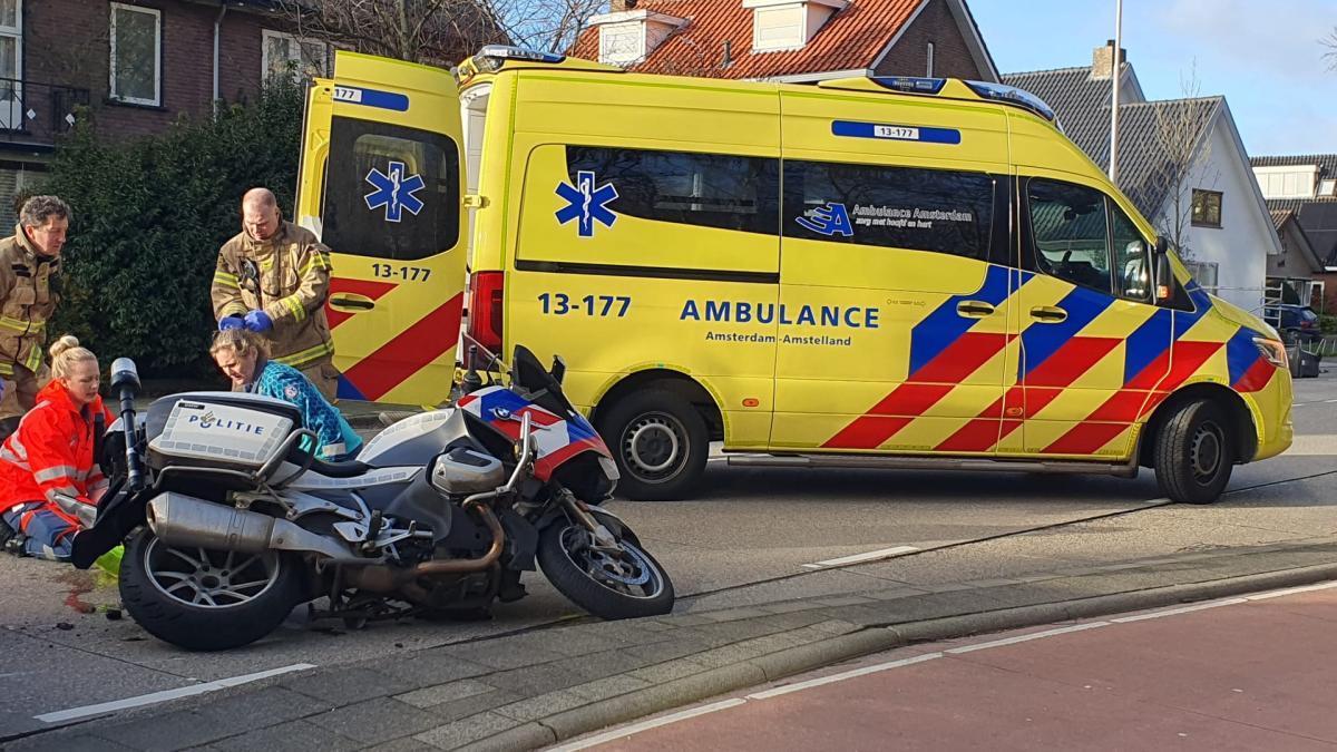 Motoragent gewond bij aanrijding in Amstelveen, automobilist mee naar ...