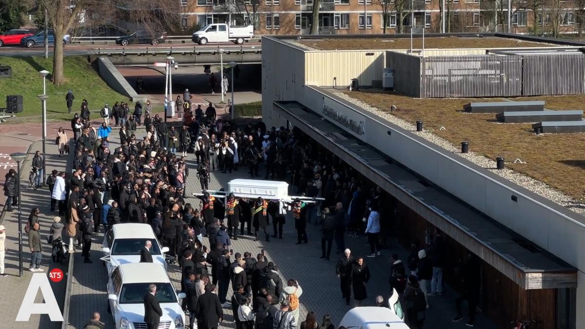 Bezoekers uitvaart doodgeschoten Bigidagoe komen zingend en dansend ...