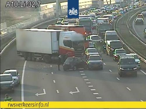 Ring-Noord muurvast na ongeluk met vrachtwagen: drie rijstroken dicht - NH Nieuws
