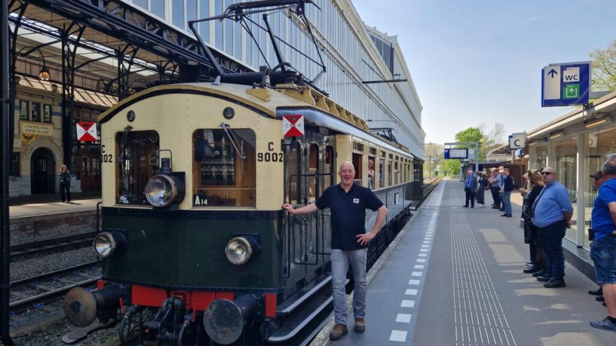 Na 100 jaar rijdt de unieke elektrische trein 'Jaap' weer over het West ...