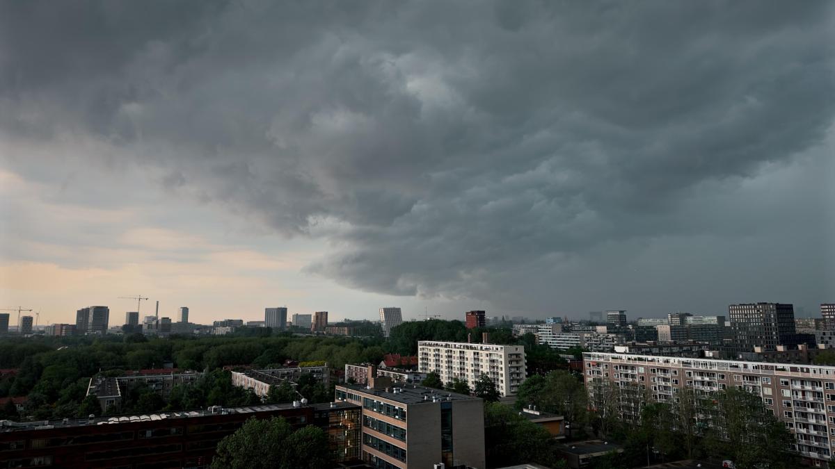 Zware regen- en onweersbuien verwacht: KNMI geeft voor vanmiddag code geel af - NH Nieuws