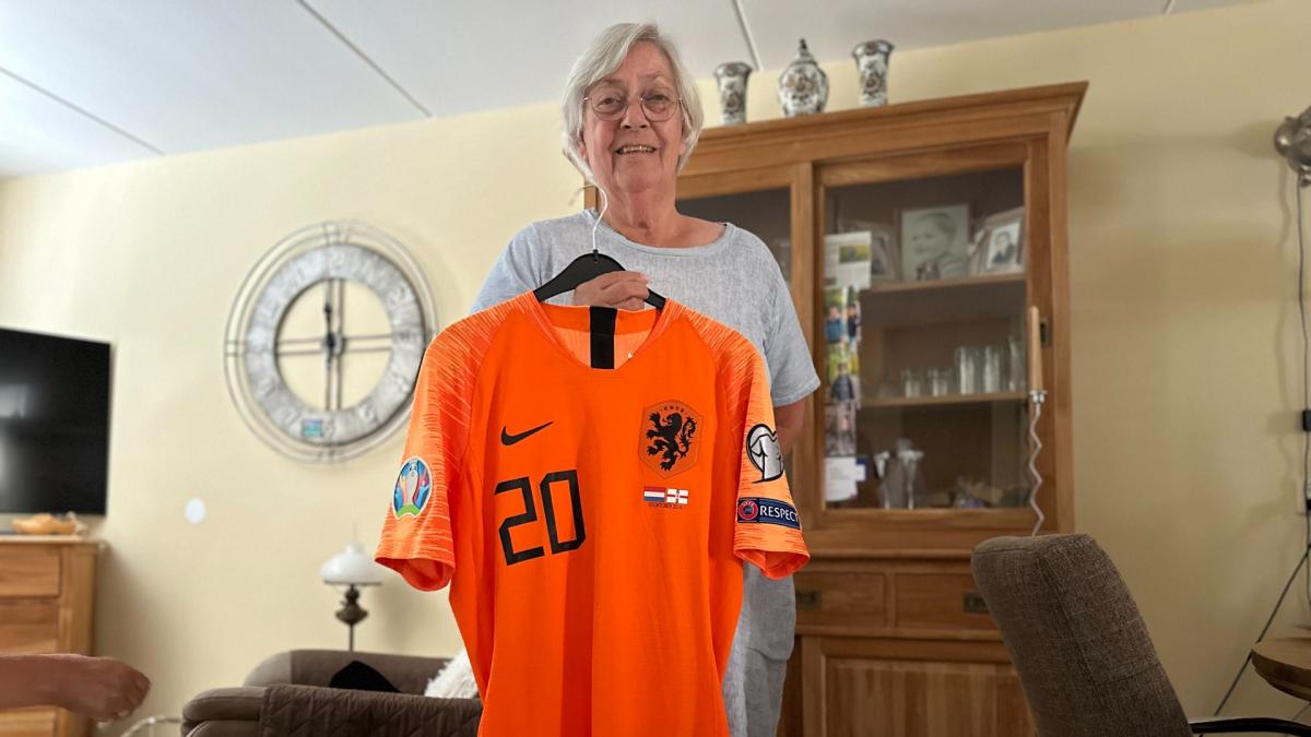 Bij trotse oma Donyell Malen gaat vandaag in Hippolytushoef de vlag uit