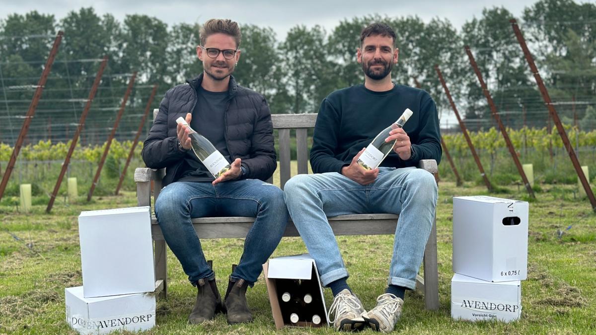 Proost! Na vijf jaar ontkurken vijf vrienden voor het eerst hun eigen ...