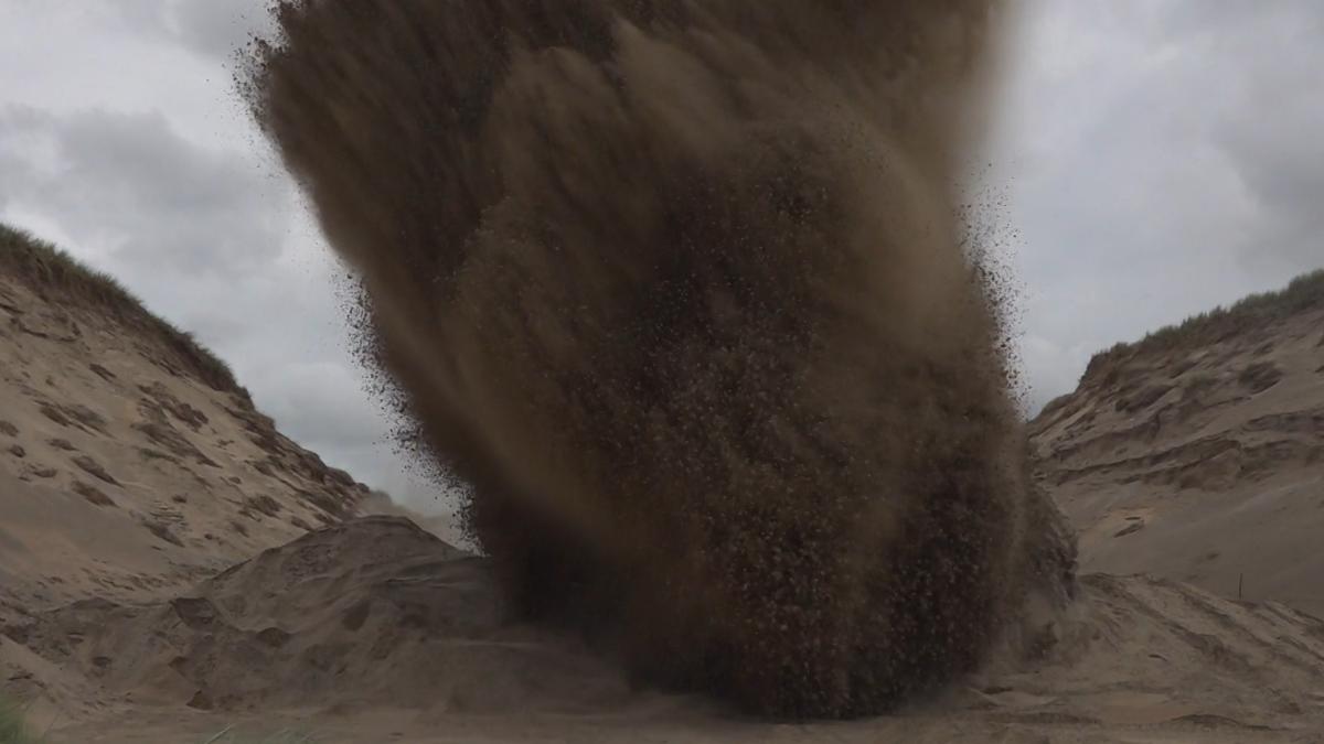Spectaculaire beelden: grote bom tot ontploffing gebracht op strand ...