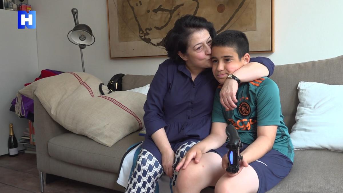 Mikael en zijn moeder strijdbaar na uitspraak over uitzetting: "We ...