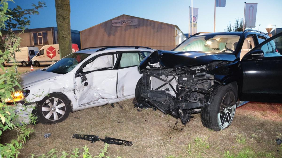 Botsing tussen twee auto's veroorzaakt flinke ravage, een persoon nagekeken - NH Nieuws
