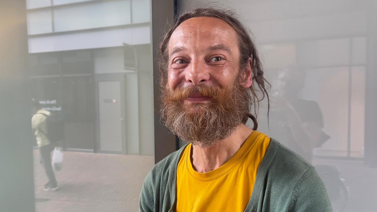 Hilversumse straatmuzikant Dominic al 30 jaar in het vak: feestje op ...