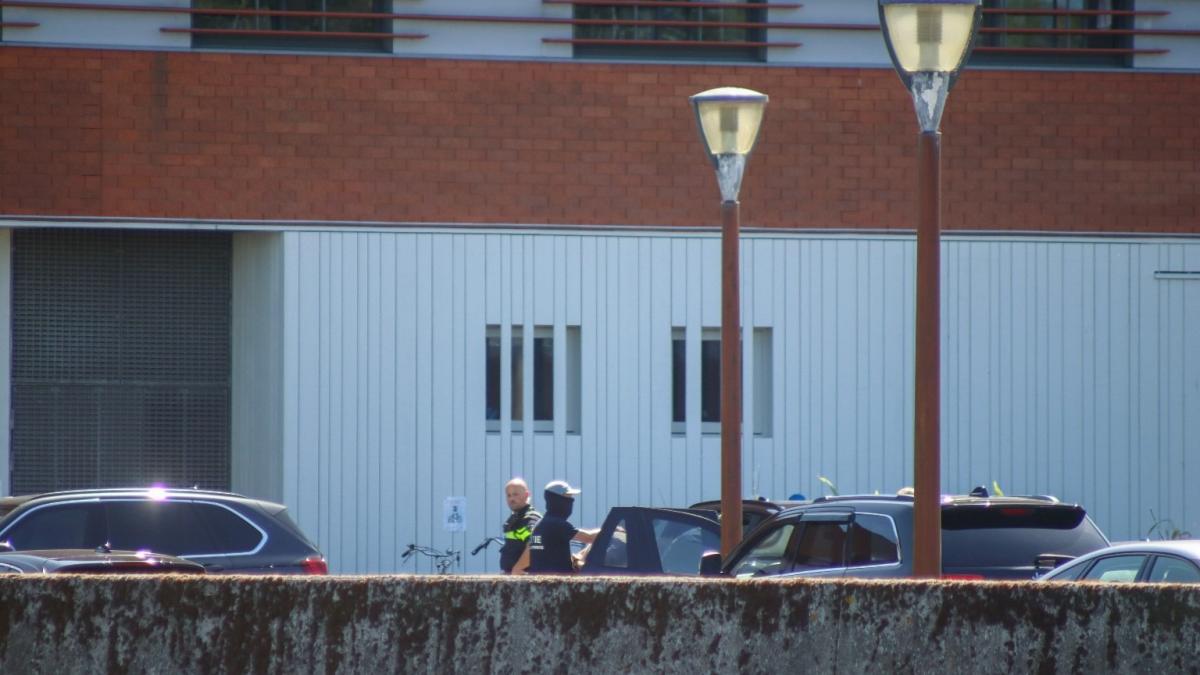 Waarom de moordverdachte uit AZC Den Helder nog niet wordt overgeleverd aan Frankrijk - NH Nieuws