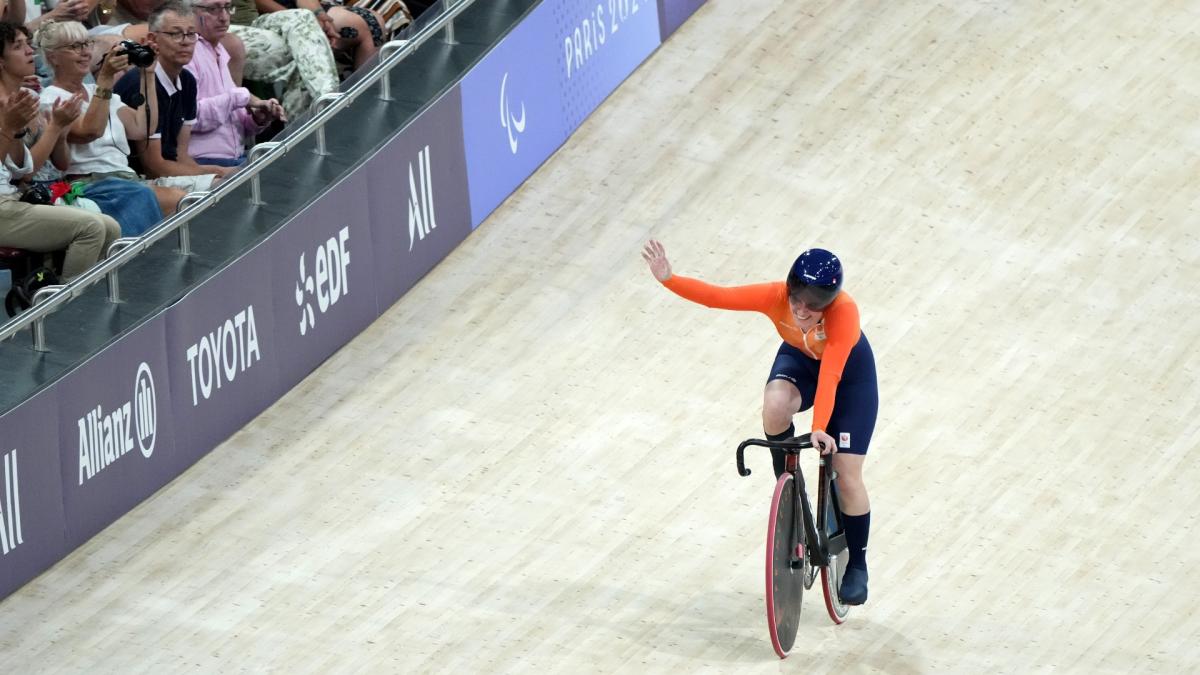 Caroline Groot viert Paralympische titel onder de Eiffeltoren: "Mooie ...