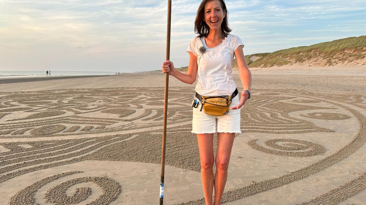 Ingrid maakt machtige strandmandala's bij Wijk aan Zee