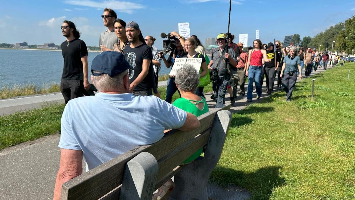 Zien: zo verliep het protest tegen standbeeld J.P. Coen - NH Nieuws