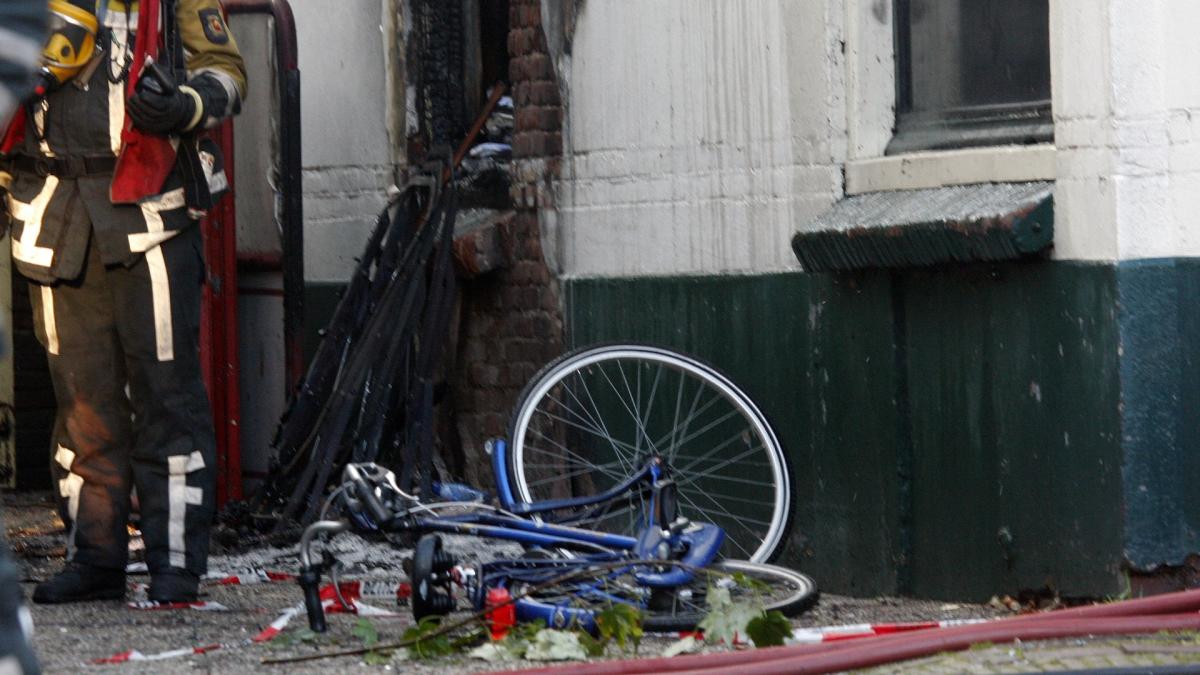 Kim kwam 17 jaar geleden om het leven door een brand, vader probeert ...