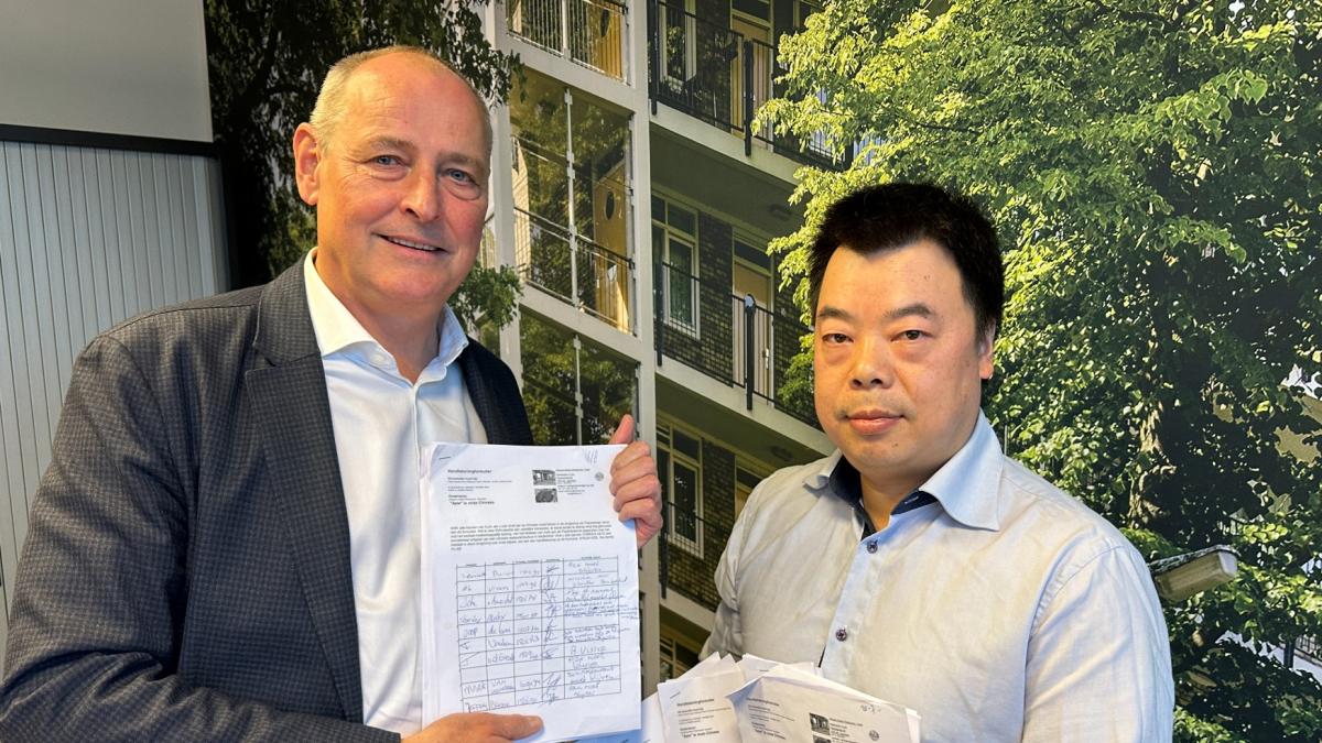 Wanhopige restauranthouder Yongjie Hu doet laatste poging om vervangend ...