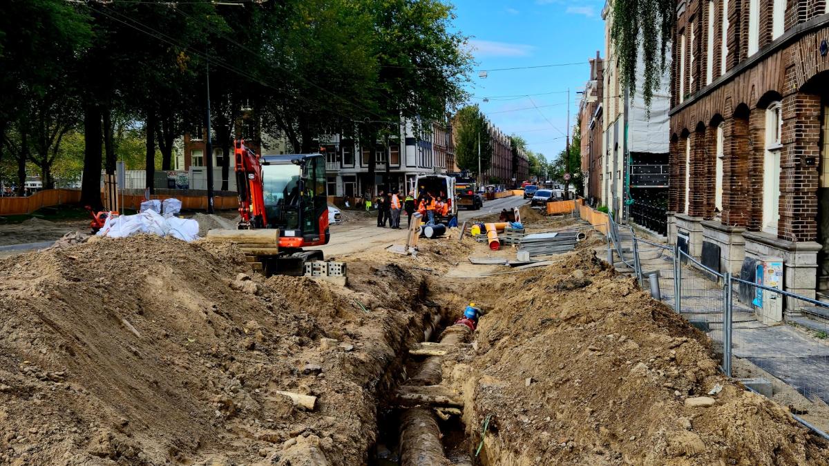 Bouwvakkers Stan en Atje graven eeuwenoude mensenbotten op in Amsterdam - NH Nieuws