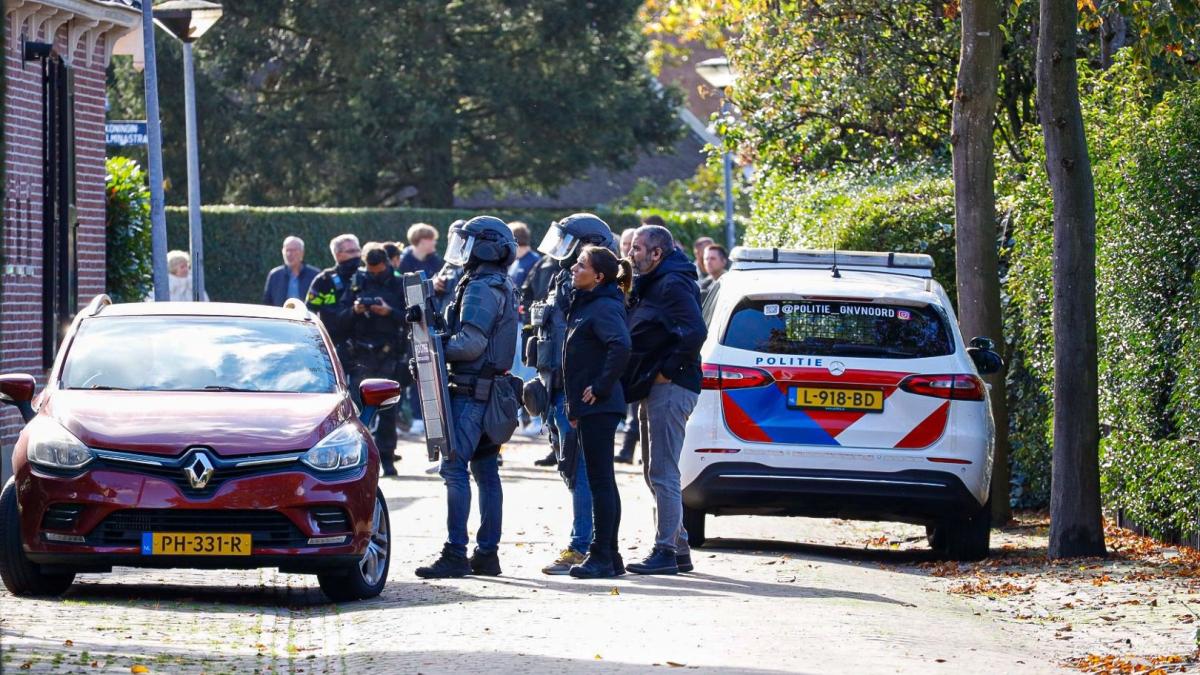 Verwarde man in Huizen dreigde zichzelf iets aan te doen, politie ...