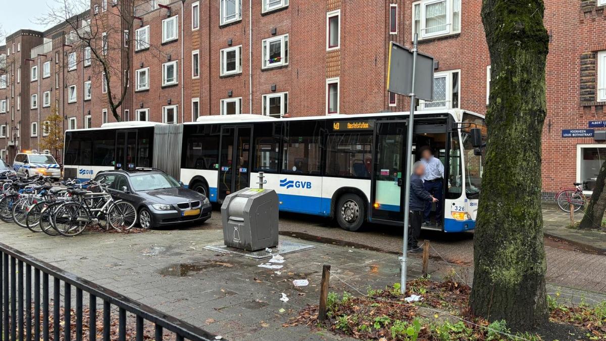 GVB-bus rijdt zichzelf klem in Transvaalbuurt en schampt geparkeerde ...