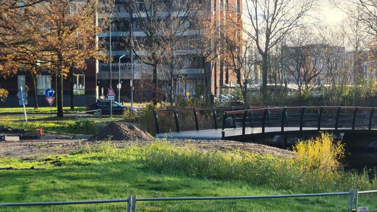 Fietspad en nieuwe brug dwars door park in Huizen vanwege aanleg HOV