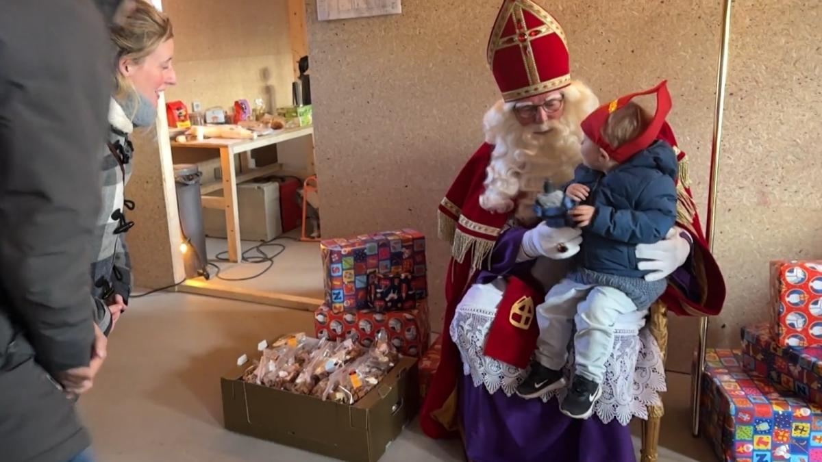 Sinterklaas weer op bezoek in door brand verwoeste buurthuis in Haarlem ...
