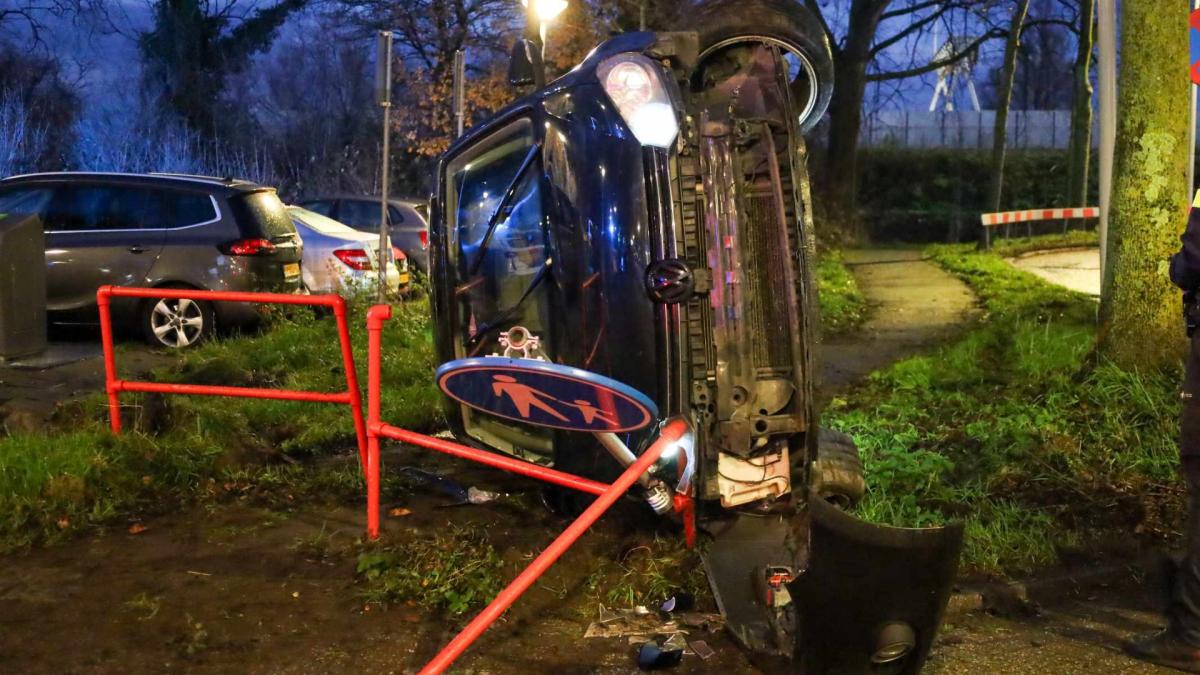 Auto vliegt uit de bocht en belandt op kant in Noord - NH Nieuws
