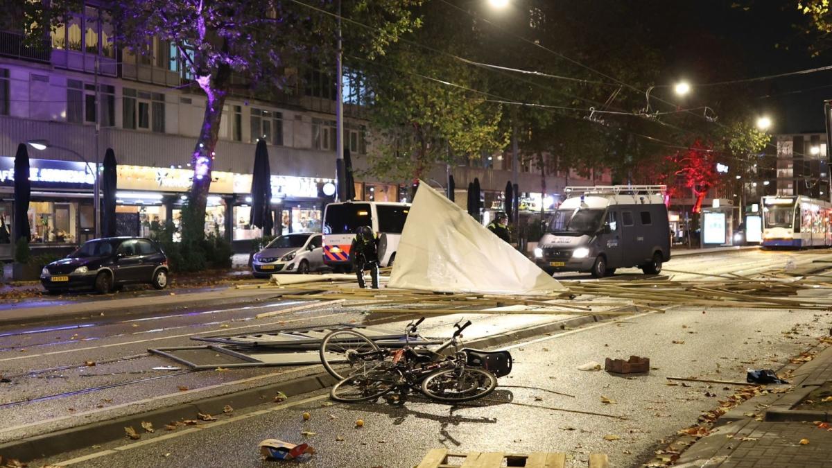 Zeven nieuwe aanhoudingen wegens rellen op Plein '40-'45 in Amsterdam ...