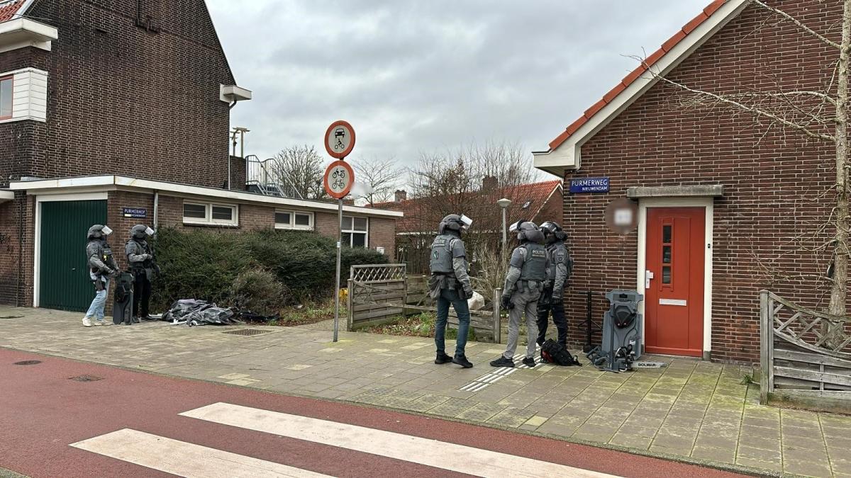 Schietpartij op straat in Amsterdam-Noord, verdachte in woning gezocht maar nog niet gevonden ...