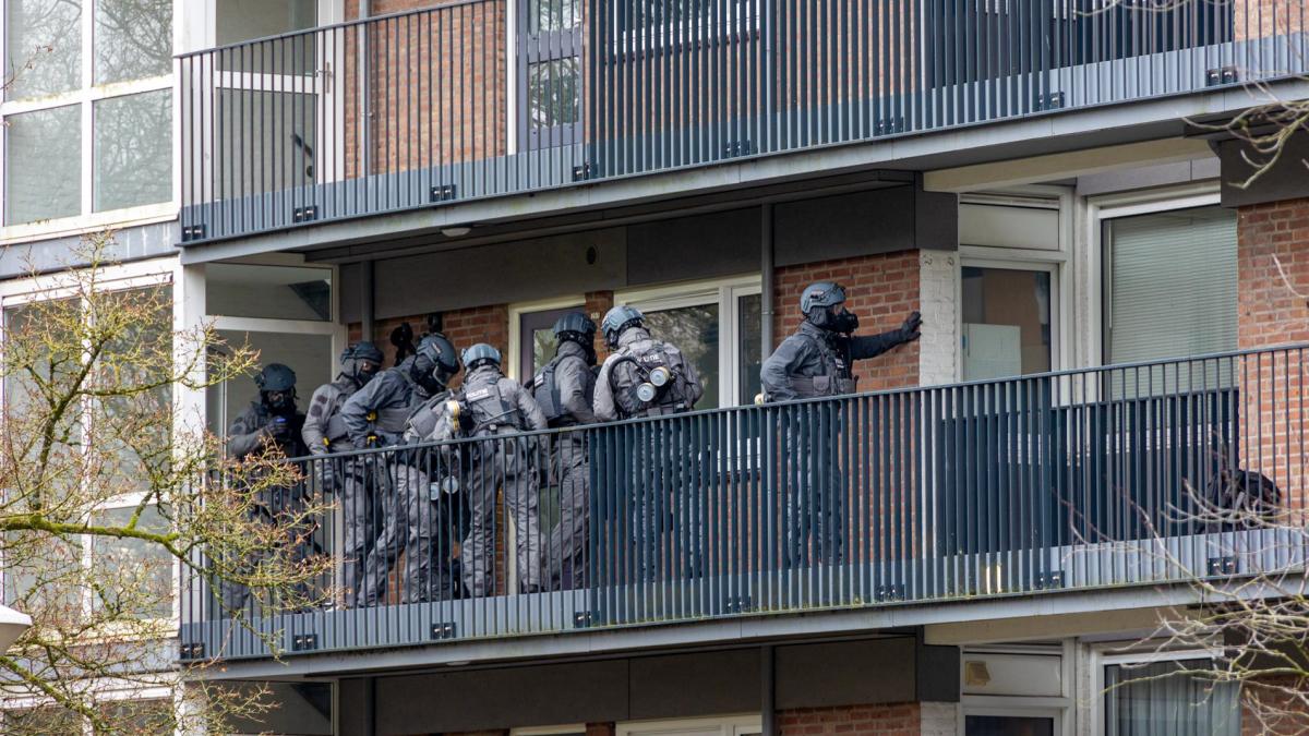 Flat in Amstelveen ontruimd vanwege 'verdachte situatie', deur met ...