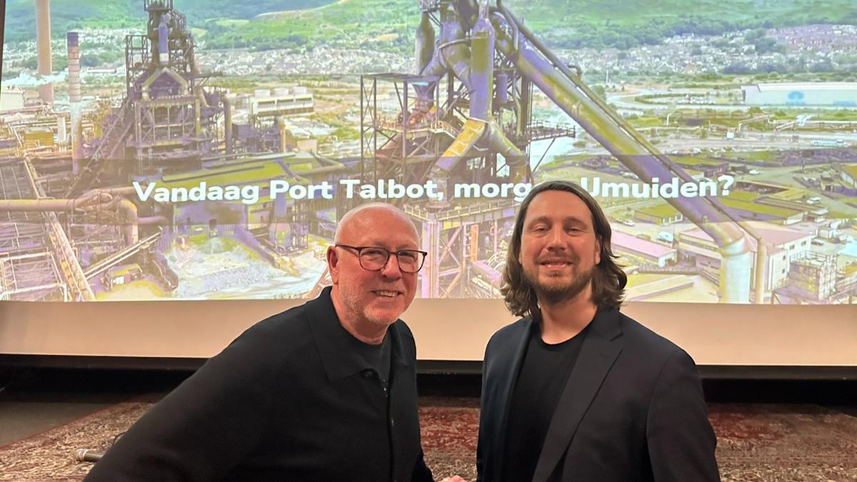 Tata-medewerkers, actievoerders en dorpsbewoners kijken samen NH ...