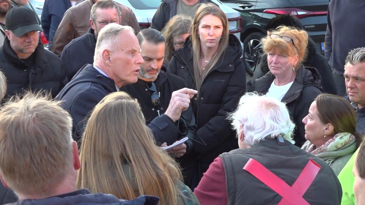 Tientallen boze inwoners protesteren bij gemeentehuis tegen asielopvang ...