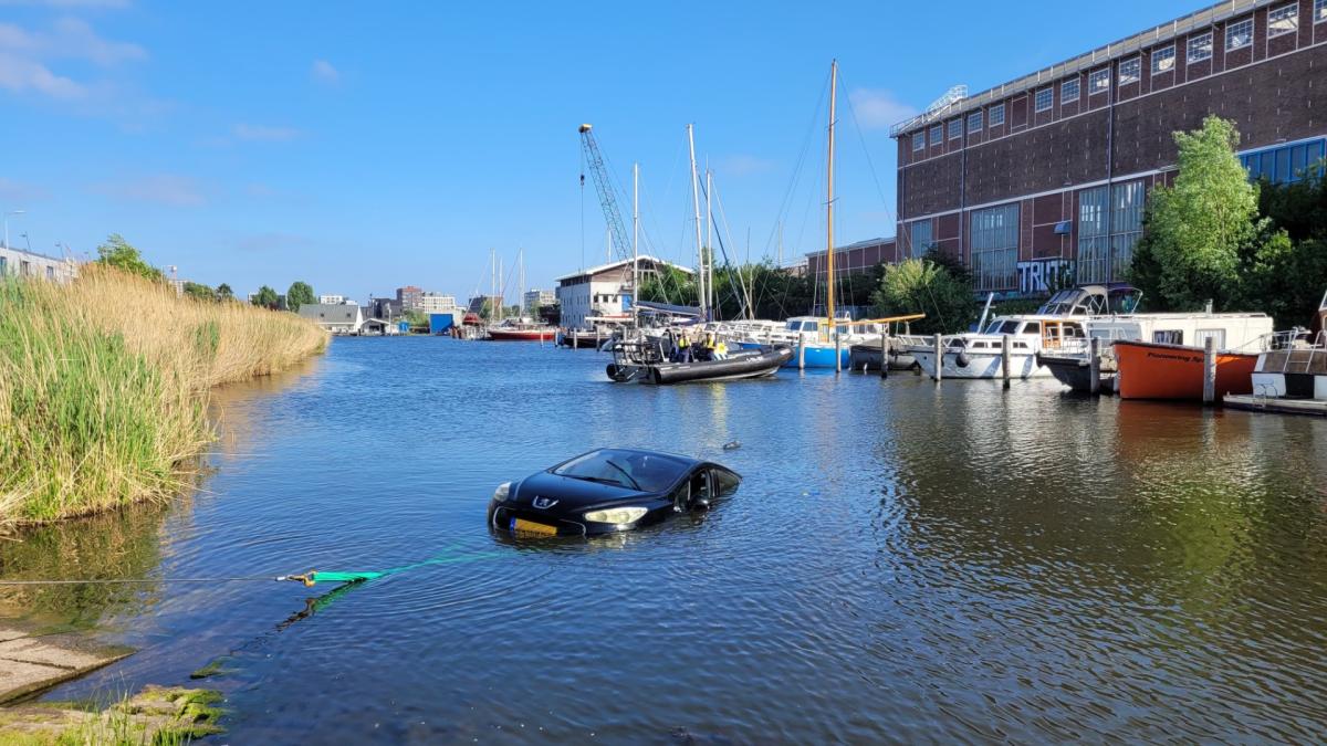 Meenemen van boot gaat fout: auto wordt het water in getrokken - NH Nieuws