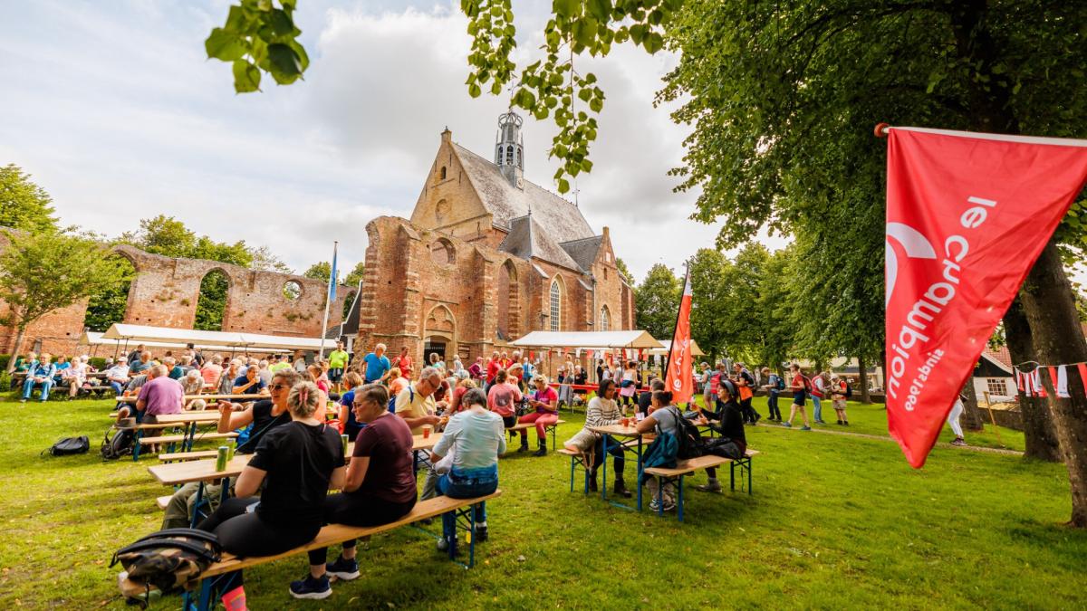 Zien: zomerse Wandel4daagse Alkmaar van start met etappe richting Bergen - NH Nieuws