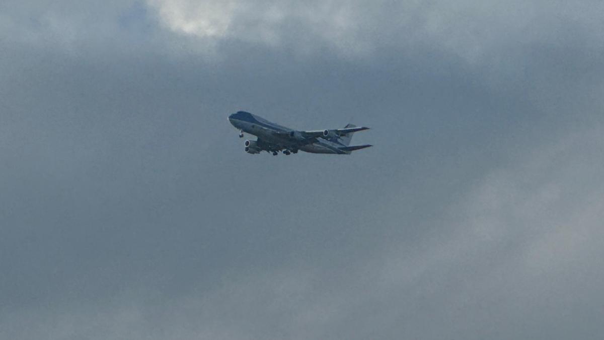 President Trump vliegt in Air Force One over de stad - NH Nieuws