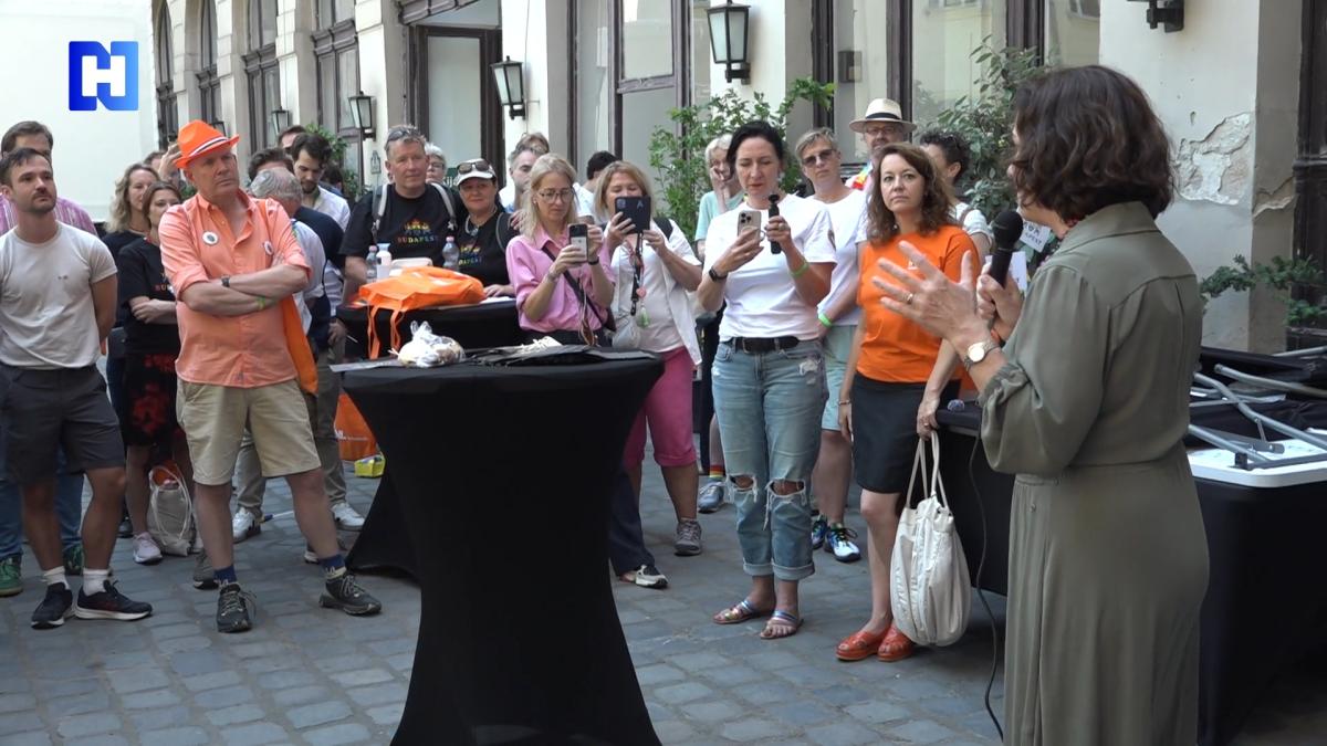 Amsterdammers lopen samen met honderdduizenden anderen de verboden ...
