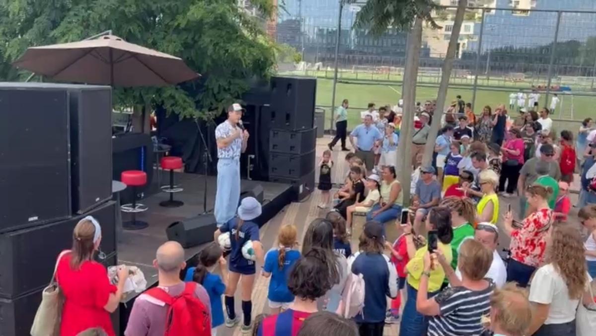 Heftige beelden: Douwe Bob aangevallen op kinderfeestje