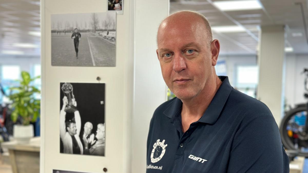 Verdriet bij fietsenzaak na overlijden vaste gast Rinus Israel - NH Nieuws