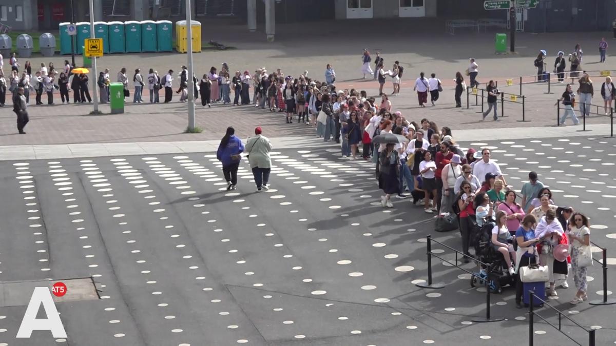 Duizenden fans in de rij bij Ziggo Dome voor K-popster Jin: "Ik heb ervoor gespaard" - NH Nieuws