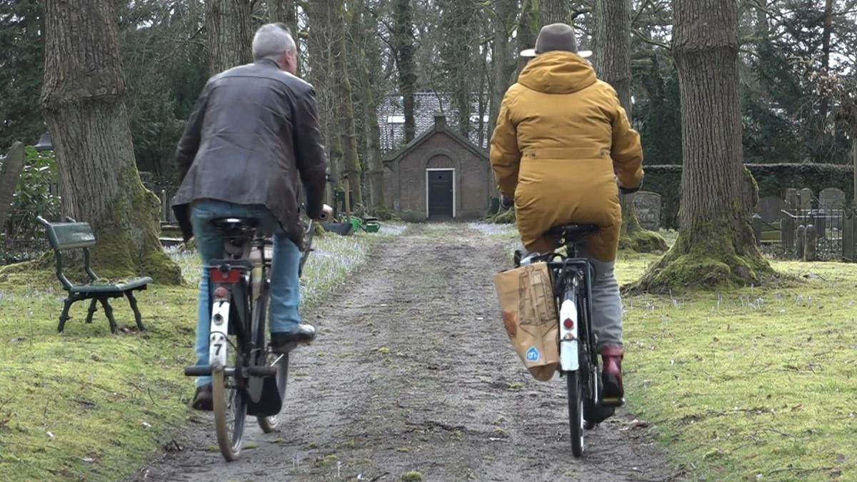 Op een oude fiets: Maria was 'de koningin Wilhelmina van Bussum' - NH ...