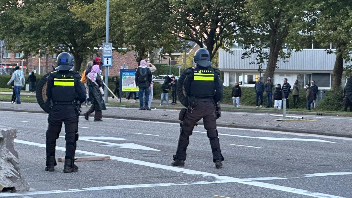 Zes aanhoudingen bij koranverbranding azc Hoofddorp - Oozo.nl