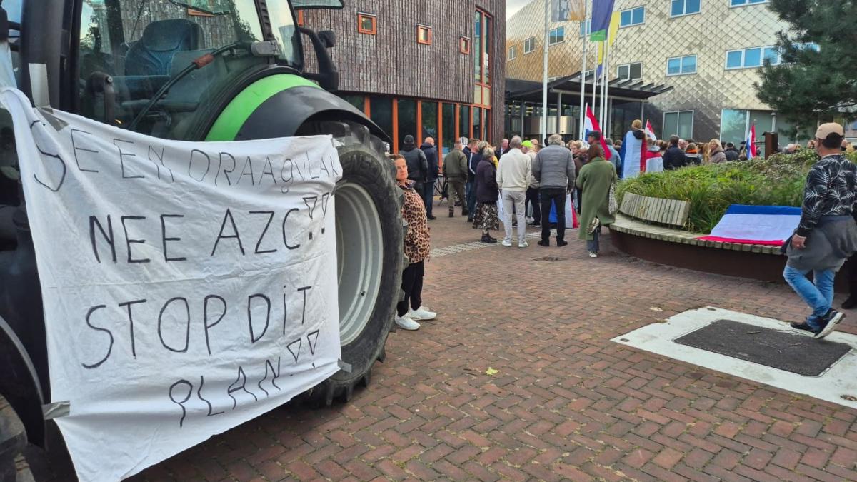 Azc-protest in Heemskerk verloopt vreedzaam, tot de vergadering begint