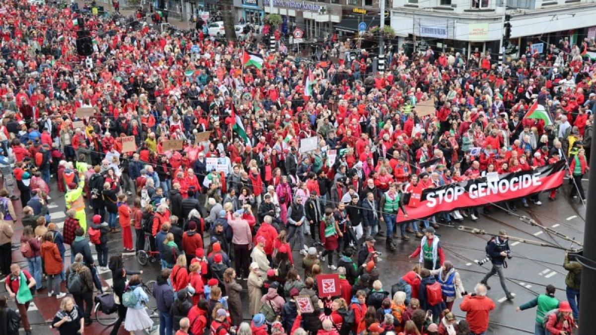 Groot protest: 250.000 mensen bij Rode Lijn-protest in Amsterdam ...