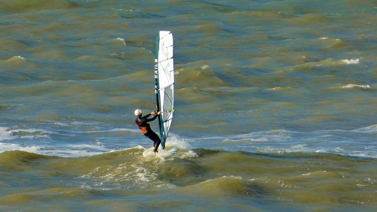 Harde wind houdt nog even aan, stormachtig langs de kust