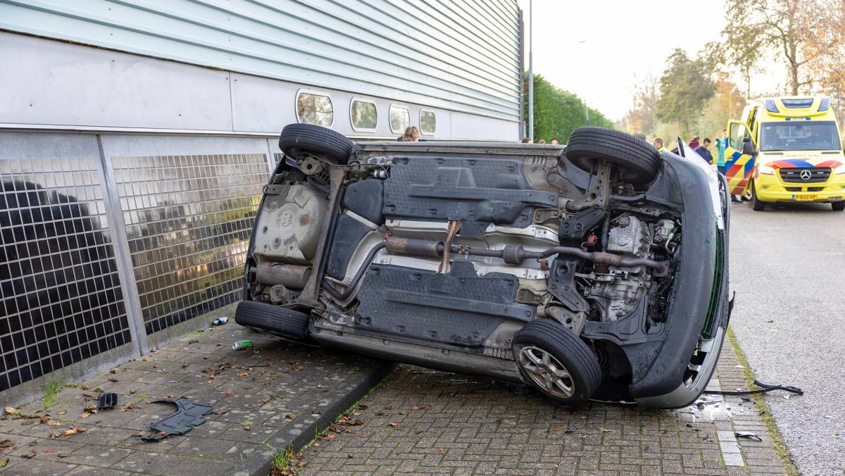 Auto vol studenten kantelt bij CIOS Haarlem