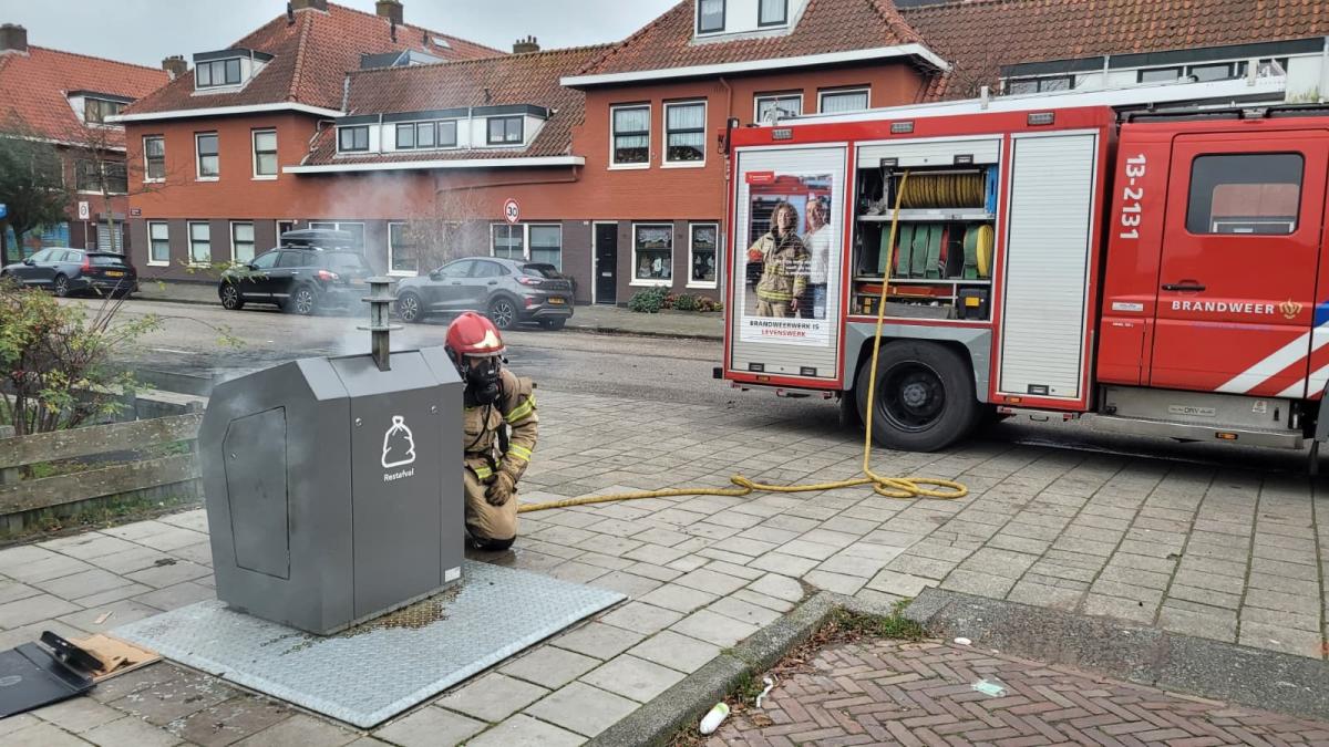 Meerdere afvalcontainers in Floradorp in brand gestoken, politie houdt één verdachte aan - NH Nieuws